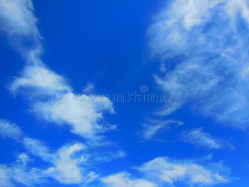 Céu Azul Profundo Com As Nuvens Brancas Wispy Imagem de Stock - Imagem ...