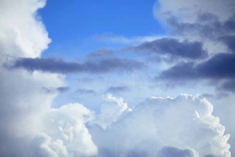 Céu Azul Profundo Com As Nuvens De Tempestade Antes Da Chuva Imagem de ...