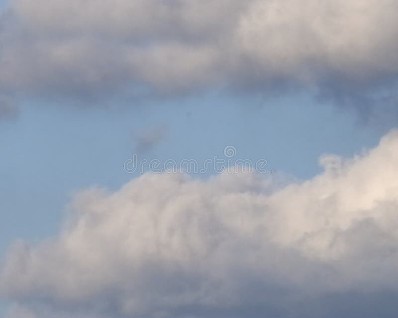Céu Celestial Com As Nuvens Brancas E Cinzentas Imagem de Stock ...