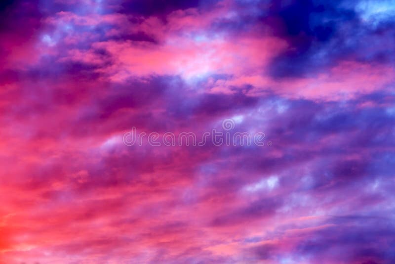 Céu cor-de-rosa e roxo foto de stock. Imagem de noite - 17284394