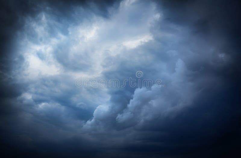 Céu Escuro Bonito Da Tempestade Com Raios Do Sol Imagem de Stock ...