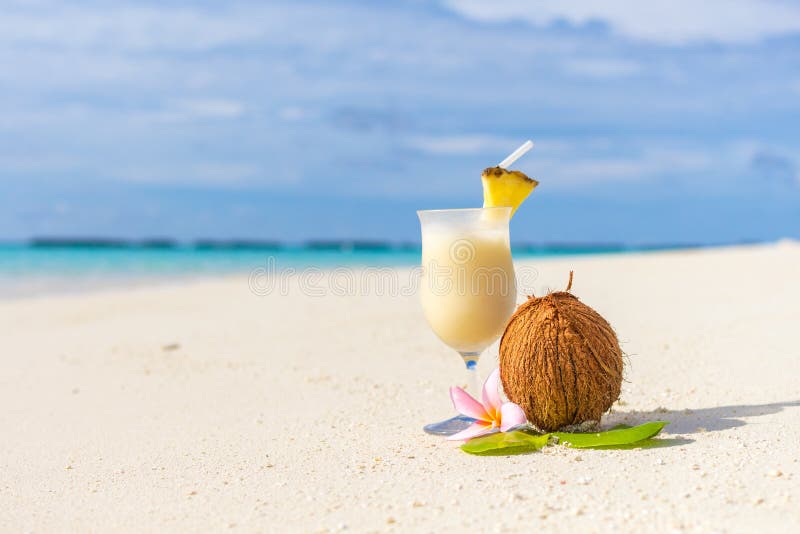 Cóctel De Pina Colada En La Playa Imagen de archivo - Imagen de flor ...