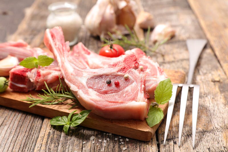 Côtelette d'agneau crue photo stock. Image du boucherie - 44955392