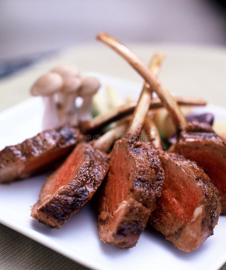Agneau Grillé, Côtelettes De Viande De Mouton Avec Des Légumes Sur Un ...