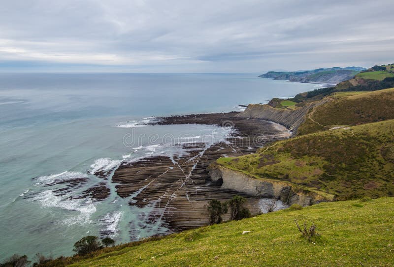 Côte De Flysch De Zumaia Avec Le Nuage Image stock - Image of océan ...