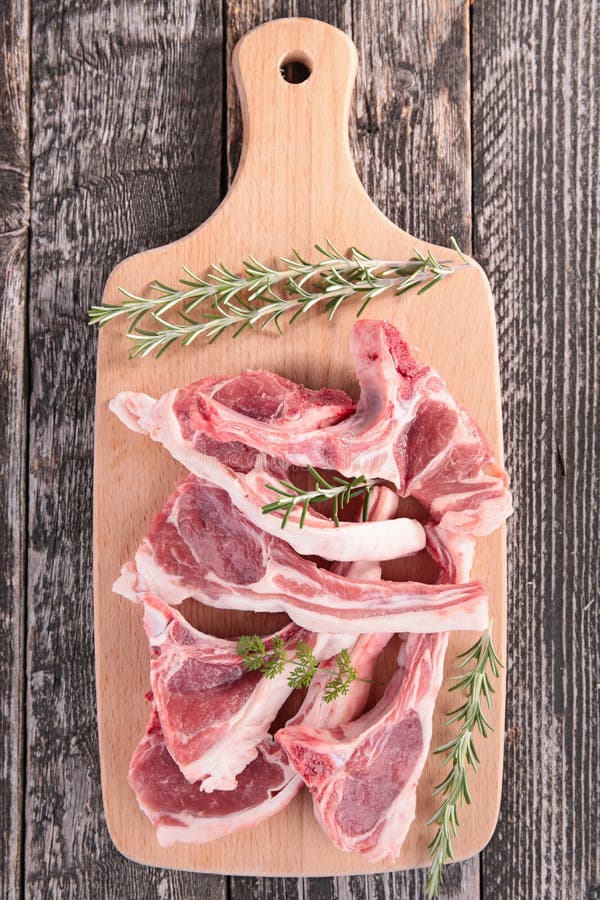 Côtelette d'agneau crue image stock. Image du pâques - 68231935