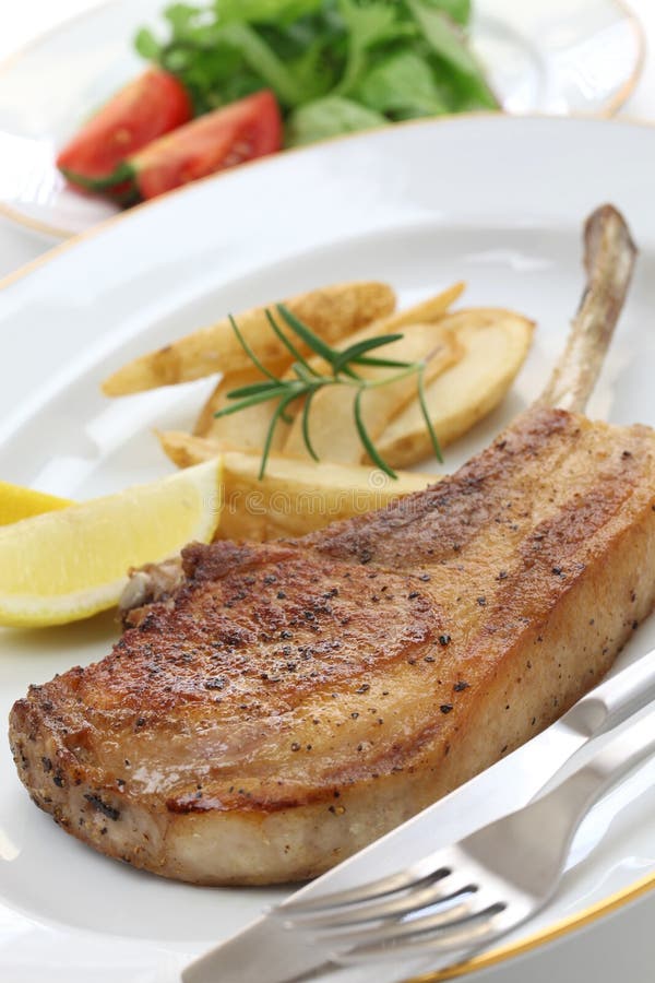 Côtelette de porc photo stock. Image du salade, barbecued - 35324328