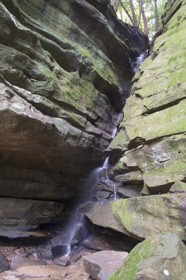 Roca rota con fisura. imagen de archivo. Imagen de suelo - 190739415