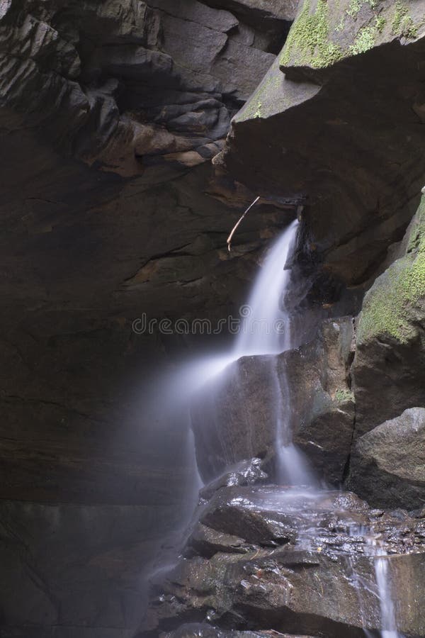 Roca rota con fisura. imagen de archivo. Imagen de suelo - 190739415