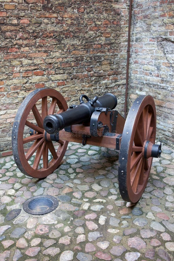 Cañón Medieval Aislado En El Fondo Blanco Europeo Antiguo a Imagen de ...