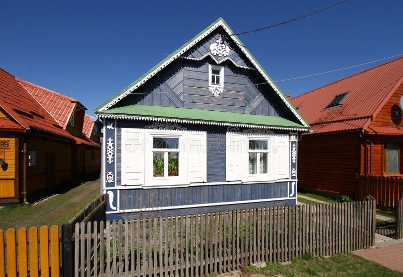 Casa polaca vieja foto de archivo. Imagen de formado, coche - 8087500