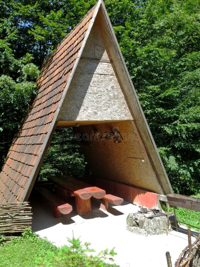 Cabaña Triangular De Madera Para Picnic Con Techo De Tejas De Madera ...
