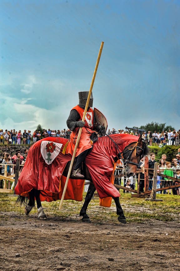 Caballero Con La Lanza a Caballo Foto editorial - Imagen de montado ...