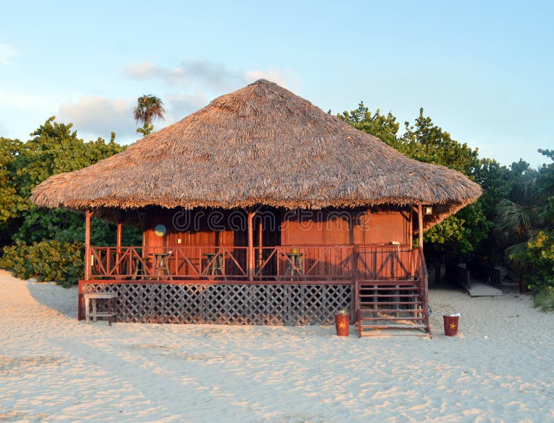 Cabana Abandonada Da Praia, Noite, Varadaero, Cuba Foto de Stock ...
