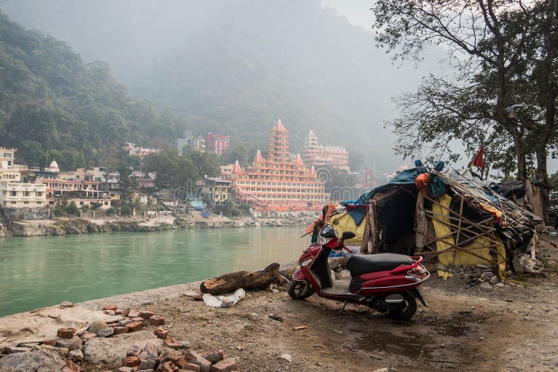 A Cabana Do Mendigo Pelo Rio Ganges Rishikesh Fotografia Editorial ...