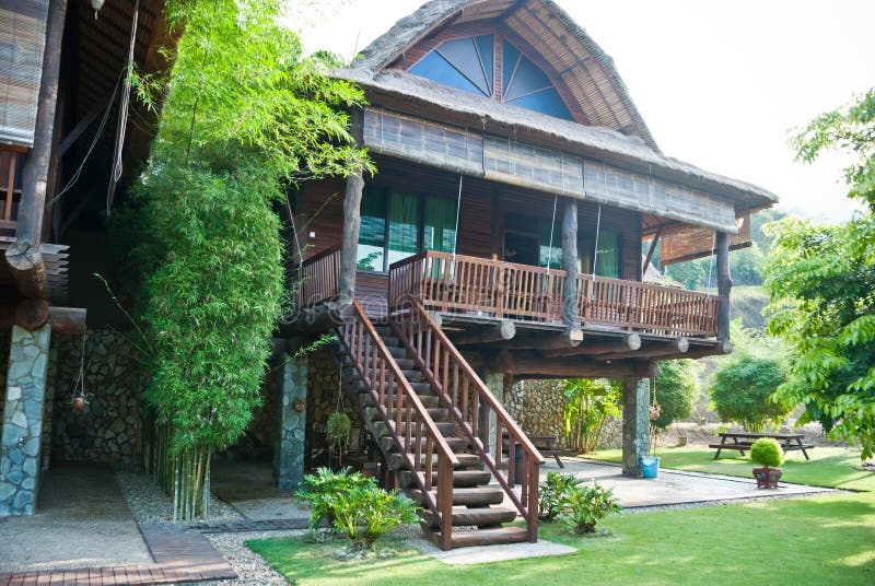 Cabane En Rondins En Bois De Bois De Construction Photo stock - Image ...