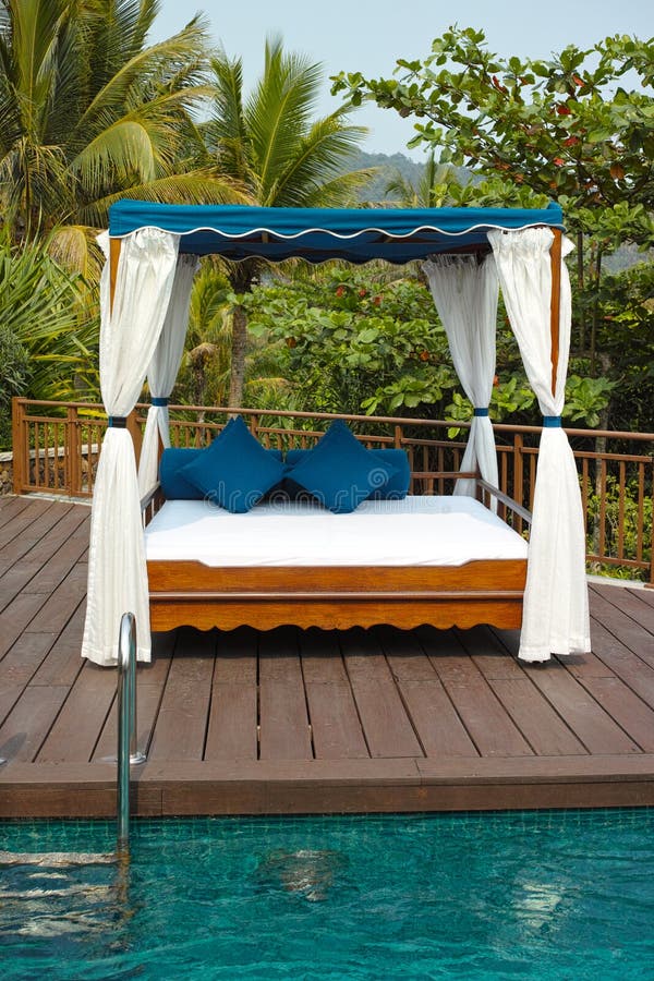 Cabane Et Piscine Tropicales Photo stock - Image du luxe, tropical ...