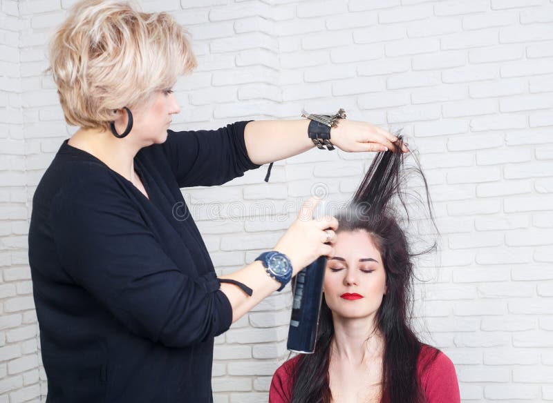 Cabelo Do Corte Do Cabeleireiro Com Tesouras Imagem de Stock - Imagem ...