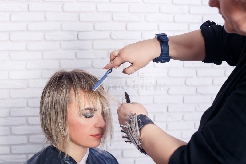 Cabelo Do Corte Do Cabeleireiro Com Tesouras Imagem de Stock - Imagem ...
