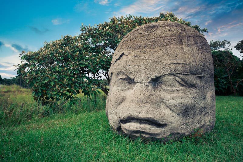 Cabeza Colosal De Olmec En La Ciudad Del La Venta, Tabasco Foto de ...