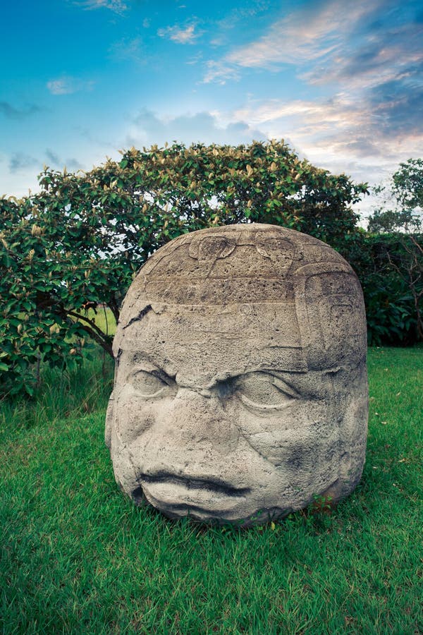 Cabeza Colosal De Olmec En La Ciudad Del La Venta, Tabasco Foto de ...