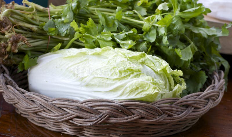 Cabeza de la lechuga foto de archivo. Imagen de cubo - 35354144
