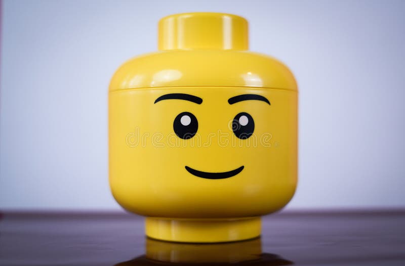 Cabeza De Lego Con Fondo Blanco. Foto editorial - Imagen de dinamarca ...