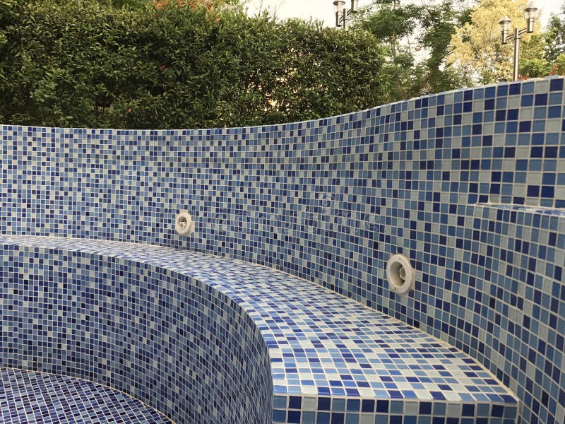 Cabeza Y Asiento Del Jacuzzi En Piscina Foto de archivo - Imagen de ...