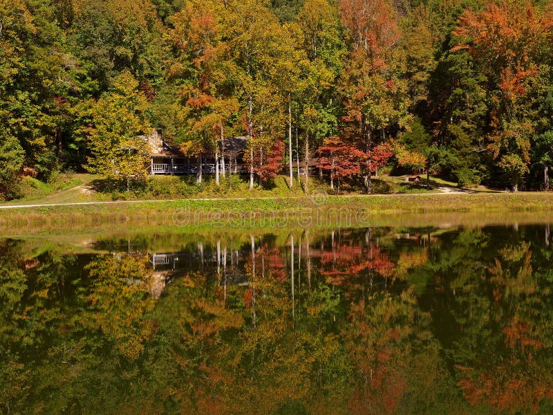 Cabin on mountain lake stock image. Image of mountains - 18558317