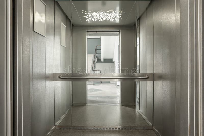 Cabina De Ascensores Abiertos Con Gran Espejo Interior Foto de archivo ...