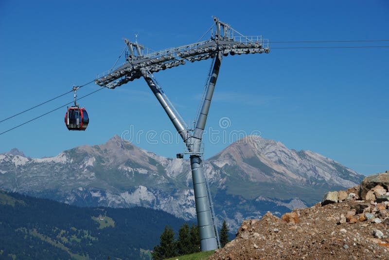 Cabina Di Funivia Del Traliccio in Val Gardena Immagine Stock ...