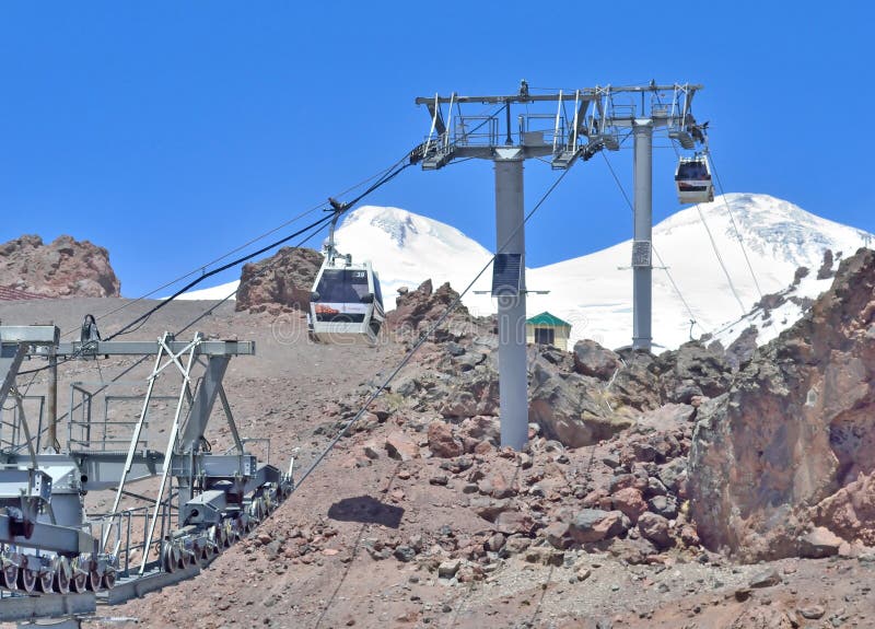 Cabina Di Funivia Della Gondola Su Nonte Elbrus Immagine Stock ...