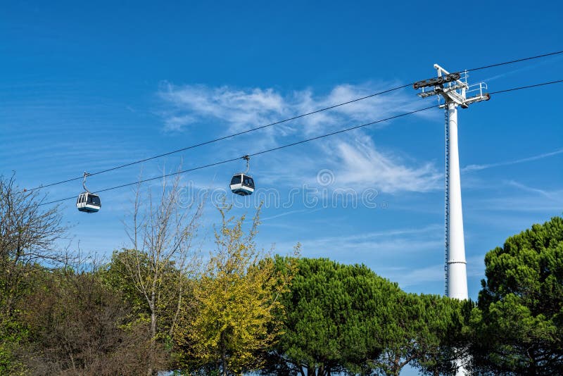 Ferrovia Della Cabina Di Funivia Del ` S Di Lisbona Con Quattro Cabine ...