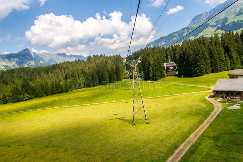 Cabina Di Funivia Nel Titlis Svizzera Immagine Stock - Immagine di alpi ...