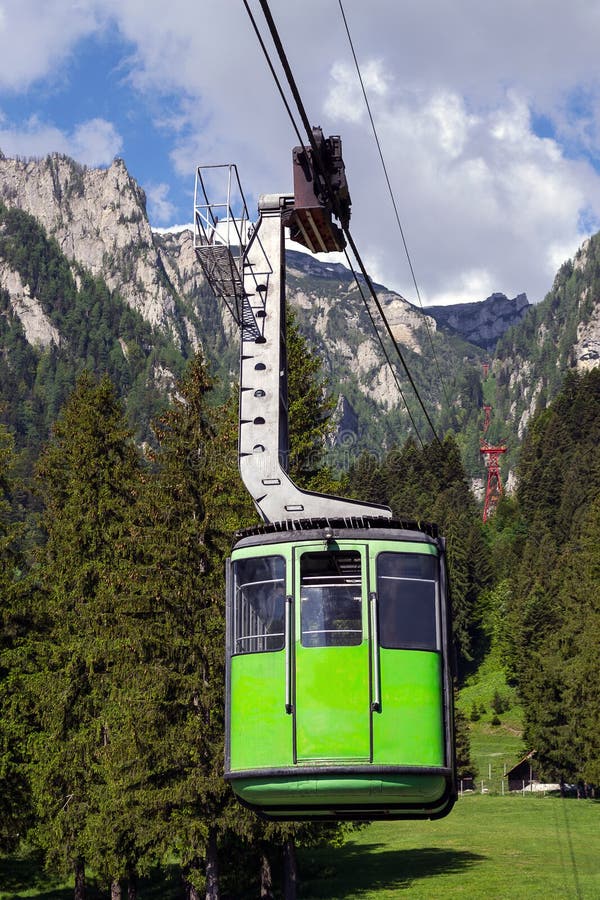 Cabina di funivia verde fotografia stock. Immagine di elevatore - 62814720