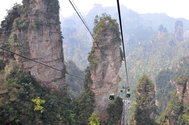 Cabina Di Funivia Con La Bobina E Strada Delle Curve in Montagna Di ...