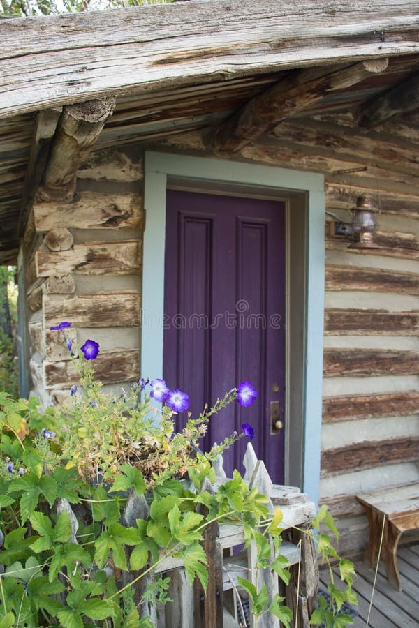 Cabine com porta roxa imagem de stock. Imagem de montana - 100373107
