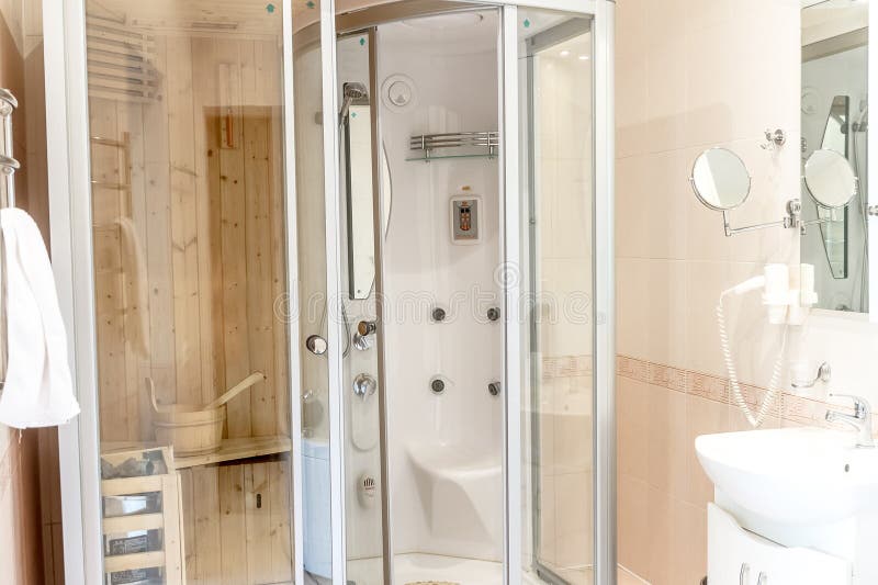 Cabine Da Sauna Dos Termas No Banheiro Foto de Stock - Imagem de ...