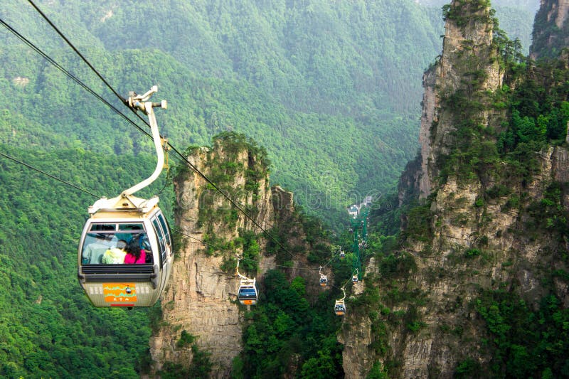 Cabine Di Funivia Nel Parco Nazionale Della Montagna Di Tianmen ...