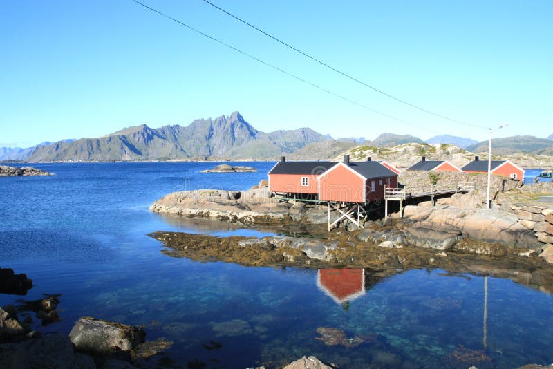 Cabine Di Rorbu Che Si Rispecchiano in Mortsund Immagine Stock ...