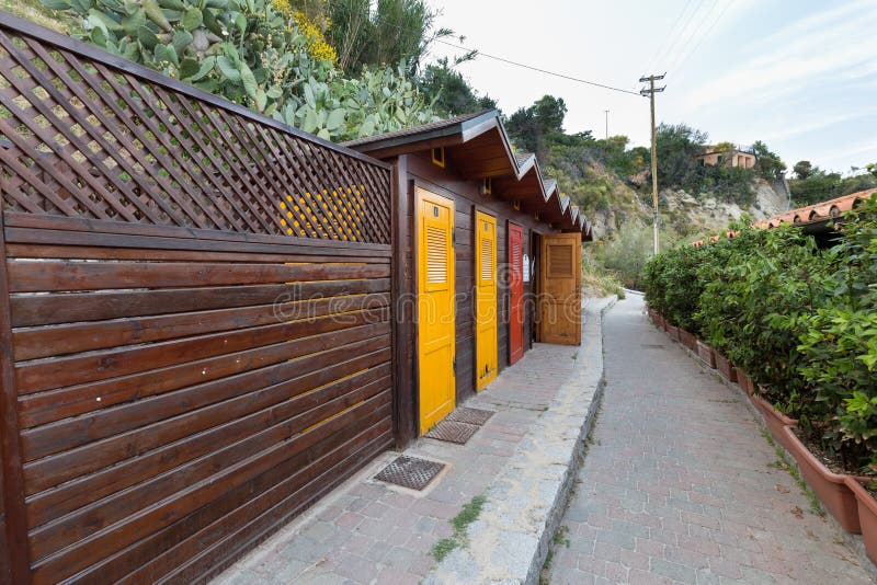 Cabines op een strand stock foto. Image of kiezelstenen - 59444938