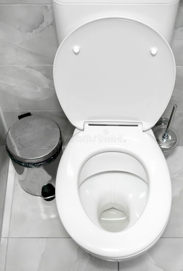 Cabinet D'aisance Et Miroir Dans La Salle De Toilette Image stock ...