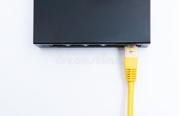 Cable Amarillo Conectado Con El Router Imagen de archivo - Imagen de ...