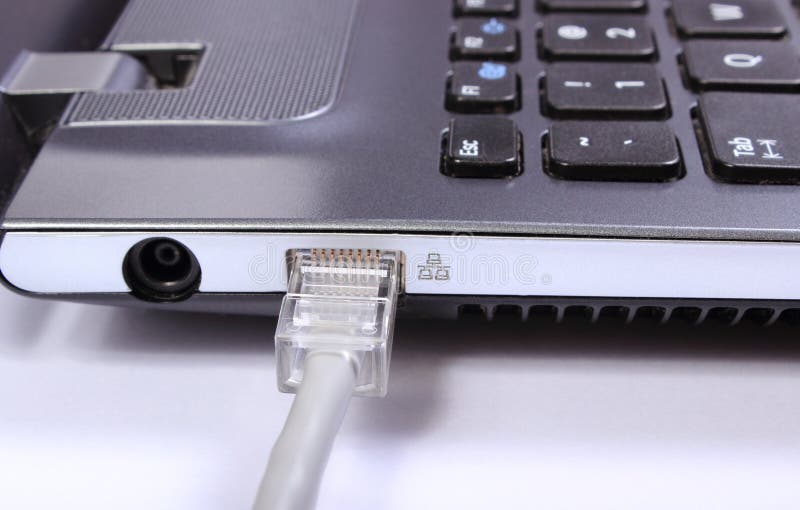 Cable Conectado De Internet Al Ordenador Portátil Foto de archivo ...