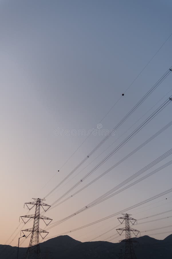 Cable de la torre de poder foto de archivo. Imagen de poderoso - 83352534