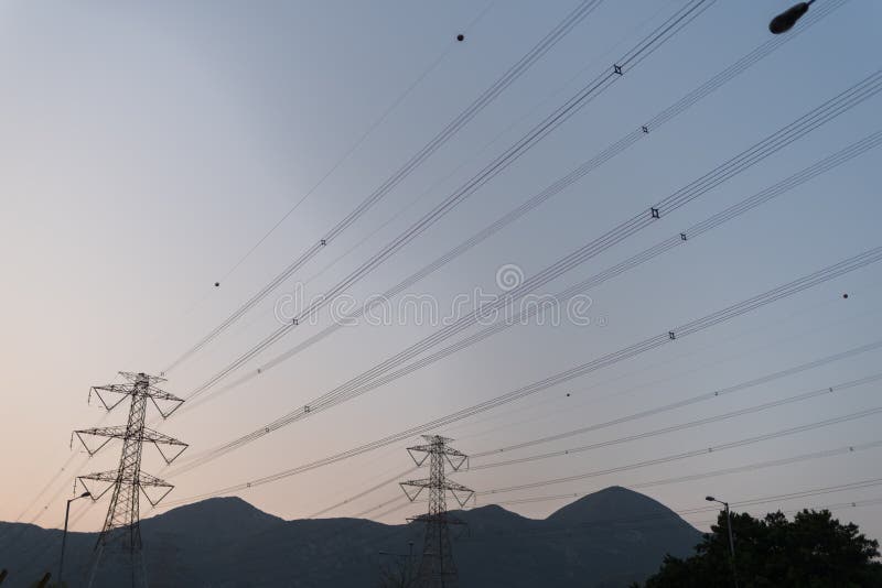 Cable de la torre de poder foto de archivo. Imagen de infraestructura ...