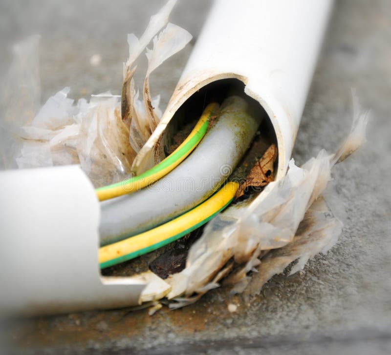 Cable De Alimentación Dañado Foto de archivo - Imagen de tres, color ...