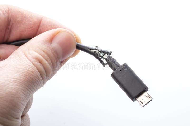Cable USB roto en la mano foto de archivo. Imagen de conector - 134197546