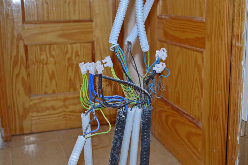 Cambie El Interruptor De La Luz, Conecte Los Alambres Del Cableado De ...