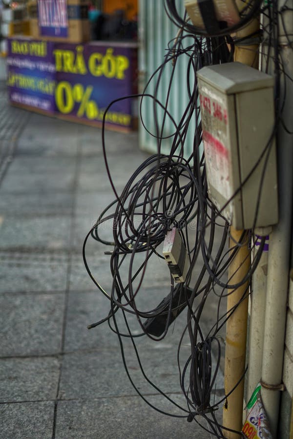 Cableado Eléctrico Expuesto Foto de archivo - Imagen de pintada, rueda ...